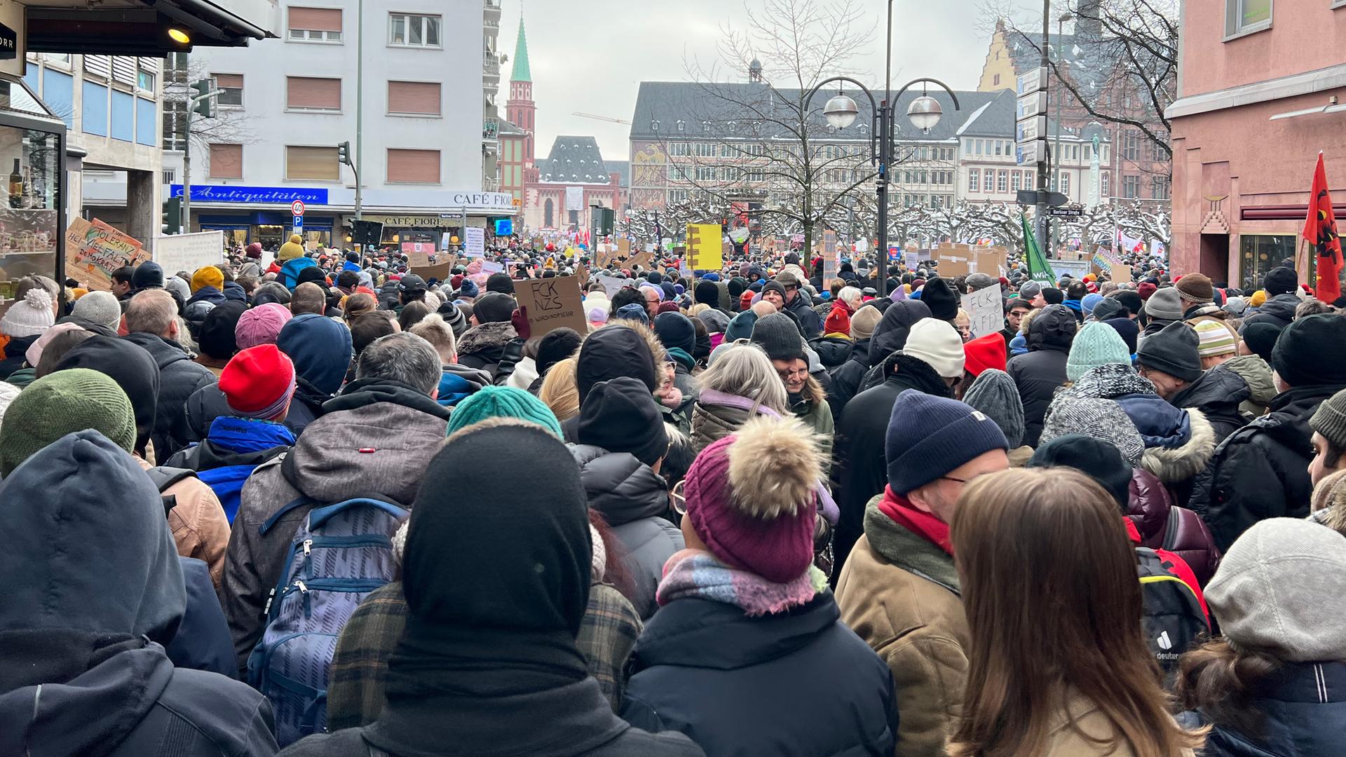 Protest gegen rechts: Die Frankfurter Innenstadt ist voll - Video ... Protest gegen rechts: Die Frankfurter Innenstadt ist voll - Video ...