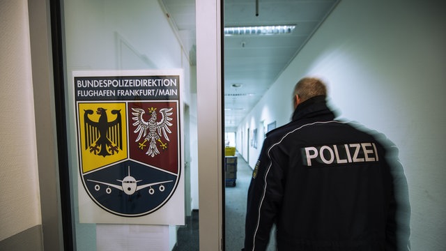 Bundespolizisten sollen Drogen über Frankfurter Flughafen geschmuggelt ... Bundespolizisten sollen Drogen über Frankfurter Flughafen geschmuggelt ...