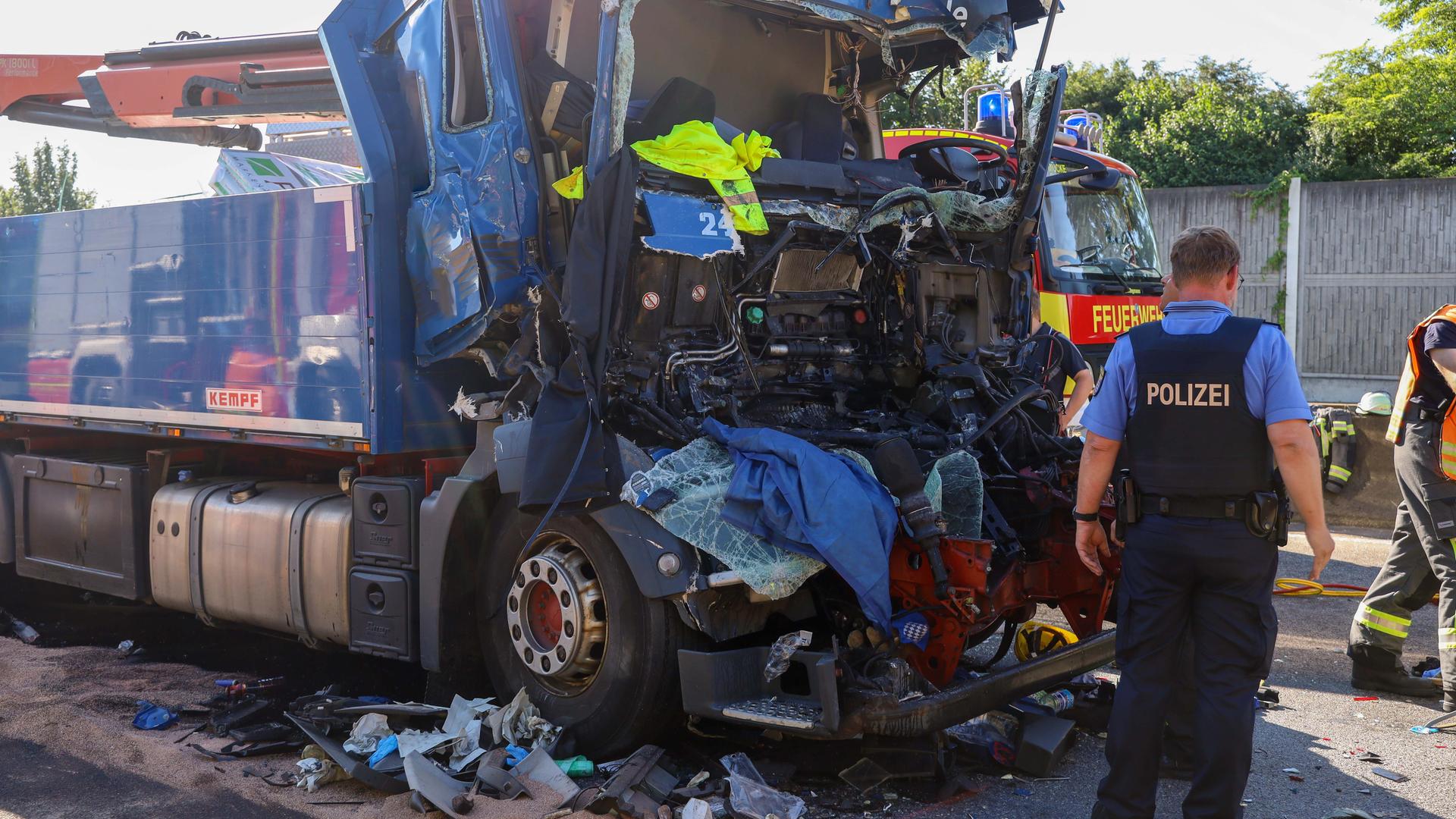 Lkw-Unfall bei Grünberg sorgt für langen A5-Stau - Video | hessenschau ... Lkw-Unfall bei Grünberg sorgt für langen A5-Stau - Video | hessenschau ...